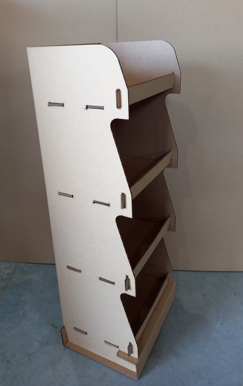 Exhibidor diseño 3 de cartón - Cartonnia: Nuestro universo en cartón